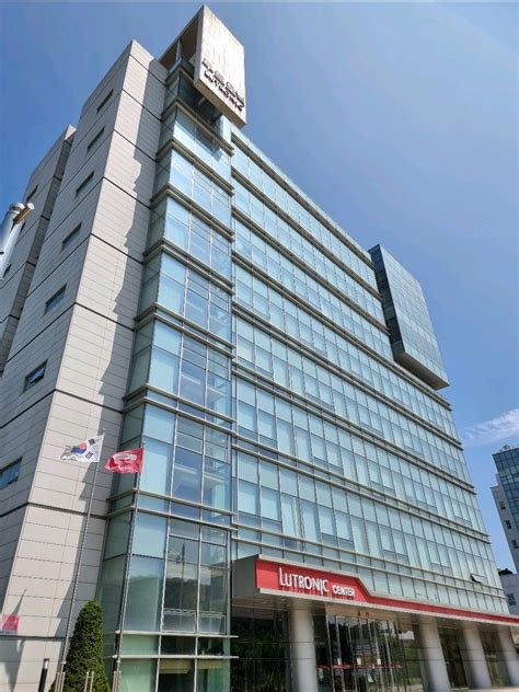 Linkedin Joo Hyung Tim Lee 페이지 새로 합류한 회사 루트로닉입니다 피부미용관련 레이저의료기기 부문에서 독보적인 세계적 기업이지요 해외매출이