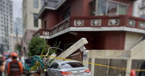 부산서 60대 여성 운전 승용차 주차 중 담벼락 충돌