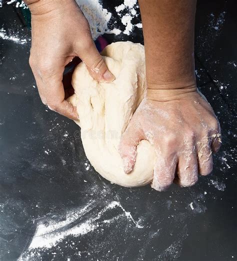 Manos Que Amasan Una Pasta Imagen De Archivo Imagen De Panadero 46923903