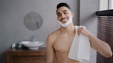 Cerrar Retrato Masculino En El Baño Hispano Indio árabe Desnudo Hombre