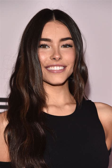 Madison Beer Montre En Vidéo Comment Calquer Son Maquillage Glowy