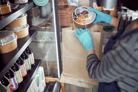 실내에서 테이크 아웃 음식과 함께 일하는 아시아 고용주 준비에 대한 스톡 사진 및 기타 이미지 준비 테이크아웃 음식 경영자 Istock