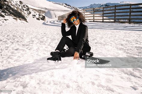 겨울 동안 눈 덮인 산에서 고글과 스노보드를 탄 아프리카계 미국인 여성 겨울에 대한 스톡 사진 및 기타 이미지 겨울 겨울 코트 계절 Istock
