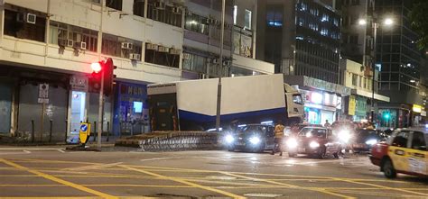 車cam直擊｜的士疑衝燈與貨車相撞 飛出石屎擊中四車 網民直言：自殺式襲擊 Ezone