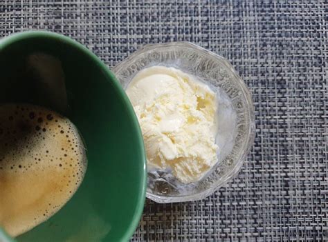 쌉쌀한 커피와 바닐라 아이스크림의 조합 아포카토 만들기