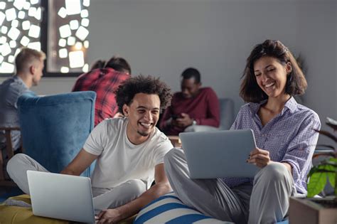 비즈니스 시작 기술 및 사람들 개념사무실에서 노트북 및 태블릿 Pc 컴퓨터와 함께 행복 한 국제 크리에이 티브 팀 개념에 대한 스톡 사진 및 기타 이미지 Istock