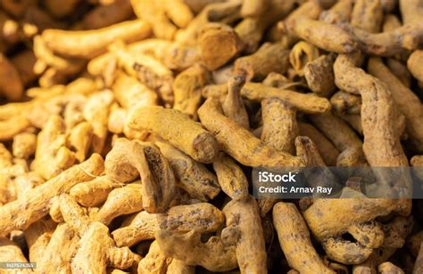 수평 방향에서 선택적 초점이있는 건조한 심황 뿌리 또는 뿌리 줄기 힙의 근접 촬영 정통 조미료 및 향신료 강황에 대한 스톡 사진