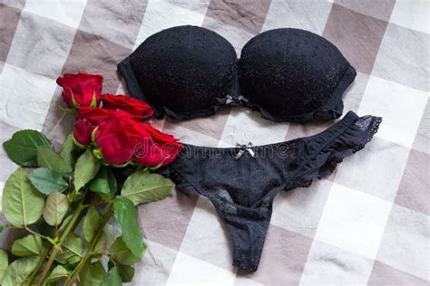 Setzt Glamouröse Sexy Lace Dessous Mit Roten Rosen Neben Grauen