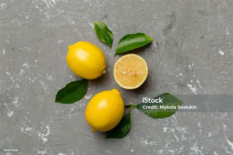 색깔의 배경에 녹색 잎과 많은 신선한 잘 익은 레몬 상단 보기 텍스트 공간 레몬에 대한 스톡 사진 및 기타 이미지 레몬 웃옷 0명 Istock