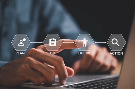 가상 화면 Pdca 계획 수행 행위와 노트북 컴퓨터를 사용하는 사업가는 비즈니스 기술 개념을 확인합니다 Pdca에 대한 스톡 사진 및 기타 이미지 Istock