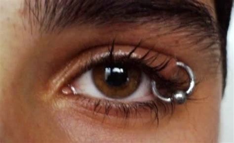 Eyelid Piercing So Cool Eyelid Piercing Crazy Piercings Piercings