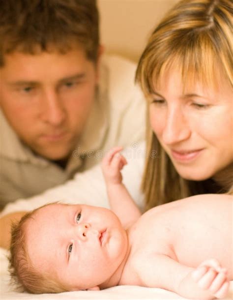 Familia Joven Con El Beb Foto De Archivo Imagen De Fondo