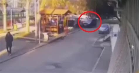 ვიდეო ვრცელდება სათვალთვალო კამერის ჩანაწერები როგორ შევარდა ფონიჭალაში სკვერში მანქანა და 2