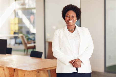 현대 사무실에 서있는 동안 미소 아프리카 계 미국인 사업가 경영자에 대한 스톡 사진 및 기타 이미지 경영자 금발 머리 긍정적인 감정 표현 Istock