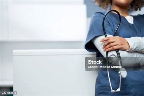 깨끗하고 현대적인 임상 환경에서 의료용 스크럽을 착용한 채 청진기를 들고 있는 의료 전문가의 클로즈업 25 29세에 대한 스톡 사진 및 기타 이미지 Istock