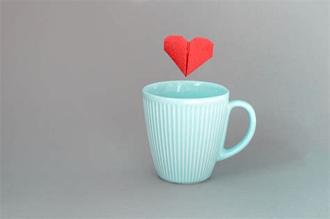 빨간 종이 접기 하트와 블루 컵입니다 회색 바탕에 사랑으로 마시는 종이접기에 대한 스톡 사진 및 기타 이미지 종이접기 커피