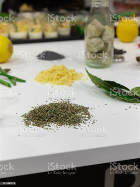 향신료와 허브는 화이트 테이블에 다른 야채와 잘게 잘린 건강관리와 의술에 대한 스톡 사진 및 기타 이미지 건강관리와 의술 건강한 생활방식 건강한 식생활 Istock