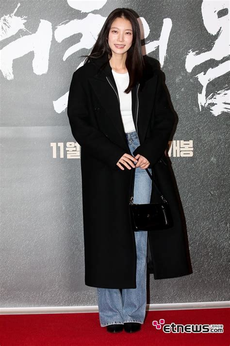 [포토] 공승연 롱코트에는 청바지