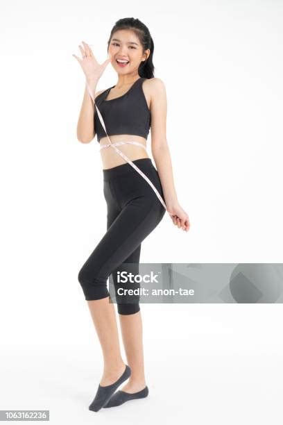 발랄 한 젊은 아시아 여자 요가 연습을 하 고 흰색 배경적합성에 대 한 건강 한 생활 개념에 고립 된 슬림 가냘픈에 대한 스톡 사진 및 기타 이미지 Istock