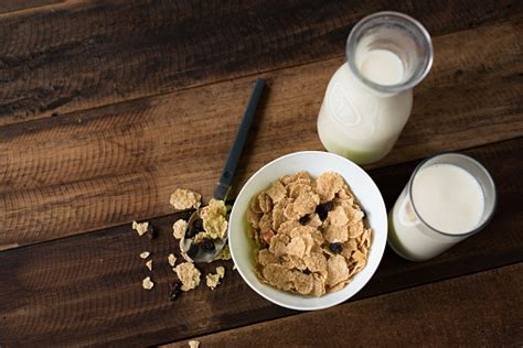 나무 테이블에 그릇에 우유 유리로 아침 시리얼의 높은 각도 보기 우유에 대한 스톡 사진 및 기타 이미지 우유 0명 건강한 식생활 Istock