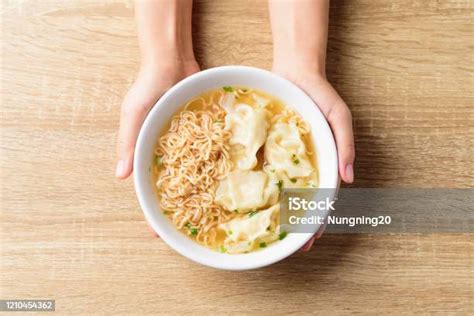 다진 돼지고기로 속을 채진한 인스턴트 누들 수프와 원탕 만두 손에 대한 스톡 사진 및 기타 이미지 손 수프 건강에 좋지