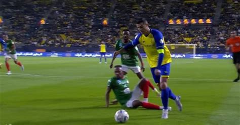 ‘상대 수비 엉덩방아 호날두 믿을 수 없는 기술”