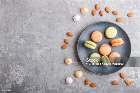 회색 콘크리트 배경에 파란색 세라믹 접시에 오렌지와 녹색 마카롱 또는 마카롱 케이크 플랫 레이 상단 보기 복사 공간 개념에 대한 스톡 사진 및 기타 이미지 Istock