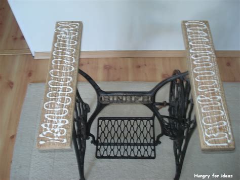 Hungry For Ideas Stolik Z Nóg Singer