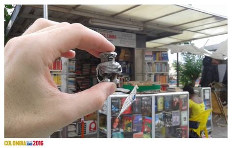 Chapi Viajero Robot Quedánse En La Plaza Donde Vendían Libros Usados