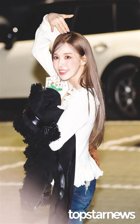 레드벨벳 Red Velvet 웬디 ‘아무리 봐도 Wish You Hell이라는 말은 못할 것 같은 얼굴 권은비의 영스트리트 퇴근길 [hd포토] Kollo