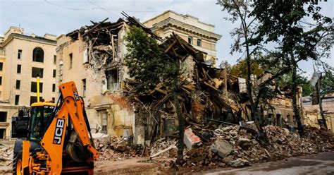 Війна в Україні росіяни обстріляли Харків горить багатоповерхівка