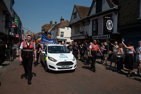 영국 켄트주 캔터베리 시에서 열린 프라이드 퍼레이드에서 행진하는 사람들과 지지자들 Gay Pride Parade에 대한 스톡 사진 및 기타 이미지 Gay Pride