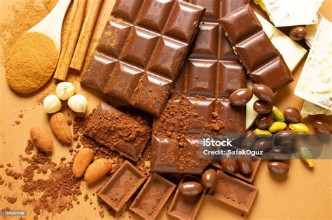 화이트와 밀크 초콜릿 아몬드 피스타치오 헤이즐넛 배경 텍스처 0명에 대한 스톡 사진 및 기타 이미지 0명 가루로 빻은 가리기 Istock