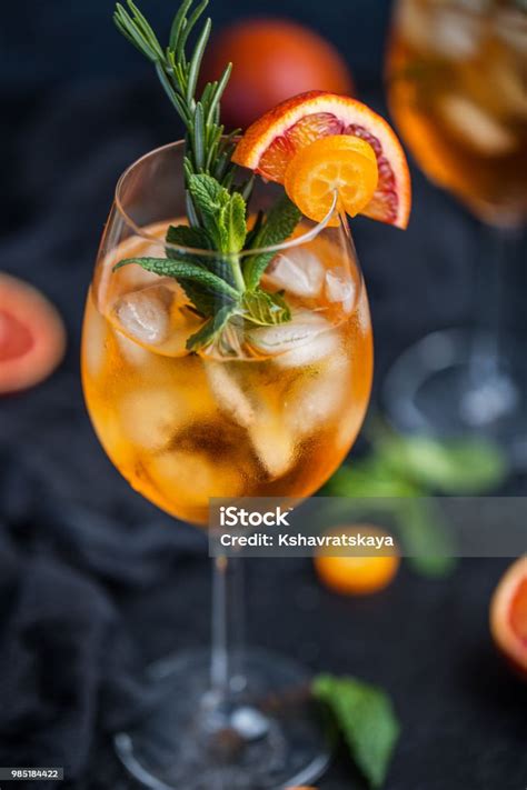 오렌지 주스와 얼음 조각으로 칵테일입니다 어두운 배경에서 오렌지 소 다 음료의 유리 0명에 대한 스톡 사진 및 기타 이미지