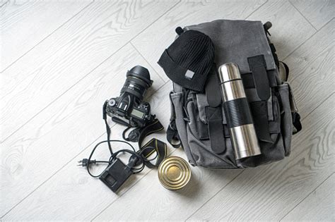 하이킹 모험을 준비합니다 자연 개념으로 외출 배낭 보온병 사진 카메라 및 흰색 나무 바닥에 누워 통조림 식품 배경 0명에 대한 스톡 사진 및 기타 이미지 Istock