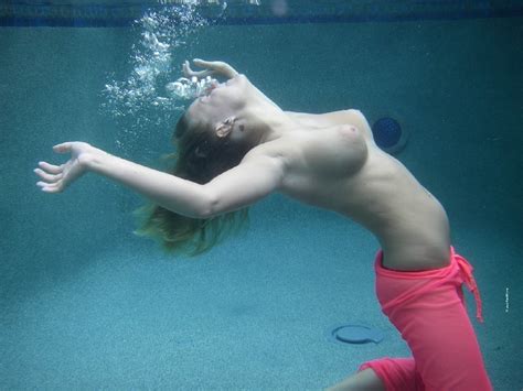 Underwater Boobs Porn Photo