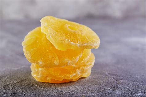 회색 콘크리트 배경에 노란색 설탕에 절인 파인애플 반지 색상 트렌드 2021 건강한 식생활에 대한 스톡 사진 및 기타 이미지 건강한 식생활 건조한 과일 Istock