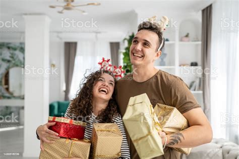 선물 선물 상자를 가진 젊은 부부 남자와 여자 크리스마스 새해 18 19세에 대한 스톡 사진 및 기타 이미지 18 19세 25 29세 2명 Istock