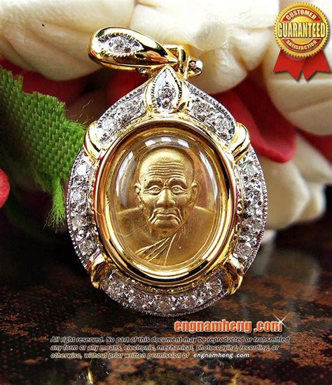 หลวงปู่ทวด เนื้อทองคำเลี่ยมกรอบทองล้อมเพชรแท้ ขนาดน่ารักใส่ได้ทุกวันค่ะ