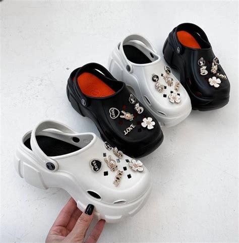 Жіночі крокси із джибітсами — ціна 690 грн у каталозі Шльопанці Купити жіночі речі за доступною