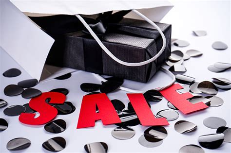 블랙 프라이데이 판매 빨간 글자 검은 색 색종이 흰색 가방과 흰색 배경에 텍스트 주어진 11월에 대한 스톡 사진 및 기타 이미지 11월 가격 가방 Istock