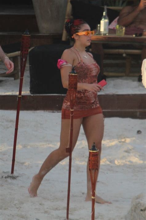 Lourdes Leon La Fille De Madonna Amoureuse En Maillot String à La