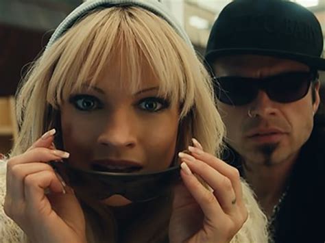 Pam Tommy Premiere Recap Complex Characters Add Humanity To Sex Tape Saga So Why A Talking