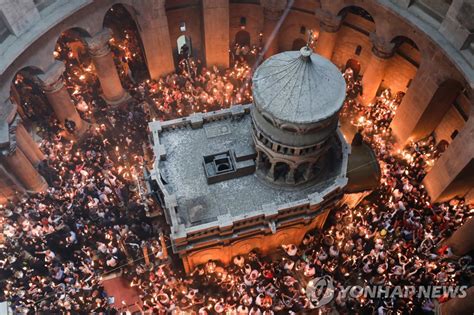 [월드and포토] 예루살렘 성묘교회의 부활절 성령의 불 나무뉴스