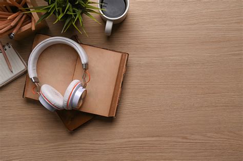 커피 컵 문구류 헤드폰 식물 노트북 및 나무 배경에 복사 공간이있는 빈티지 작업장의 위의 전망 0명에 대한 스톡 사진 및 기타 이미지 Istock