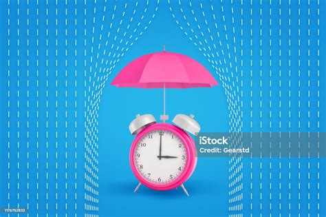 빗방울을 나타내는 흰색 선에 숨어있는 분홍색 클래식 우산 아래 복고풍 알람 시계의 3d 렌더링 비에 대한 스톡 사진 및 기타 이미지 Istock