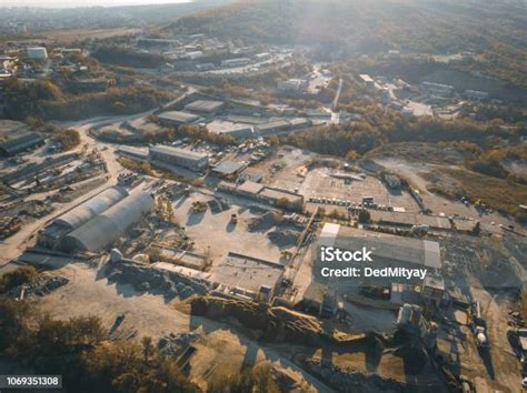 창 고 건물 트럭 산업 장비 무거운 수송 건축 재료의 생산 산업 분야의 무인 항공기에서 공중 보기 0명에 대한 스톡 사진 및 기타 이미지 Istock