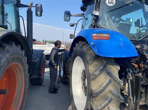 Ξεκίνησε για την Αθήνα το κομβόι των τρακτέρ από τη Λάρισα βίντεο φωτ