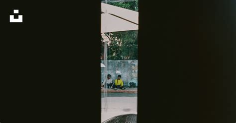 스케이트보드를 타고 고층 건물 옆 거리를 걷고 있는 남자 사진 Unsplash의 무료 연결 이미지