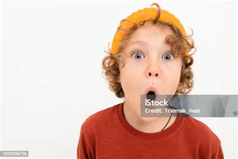 곱슬 머리를 가진 매력적인 소년의 초상화 노란색 모자는 흰색 배경에 고립 된 무서워 십대 소년에 대한 스톡 사진 및 기타 이미지 십대 소년 긍정적인 감정 표현 남성